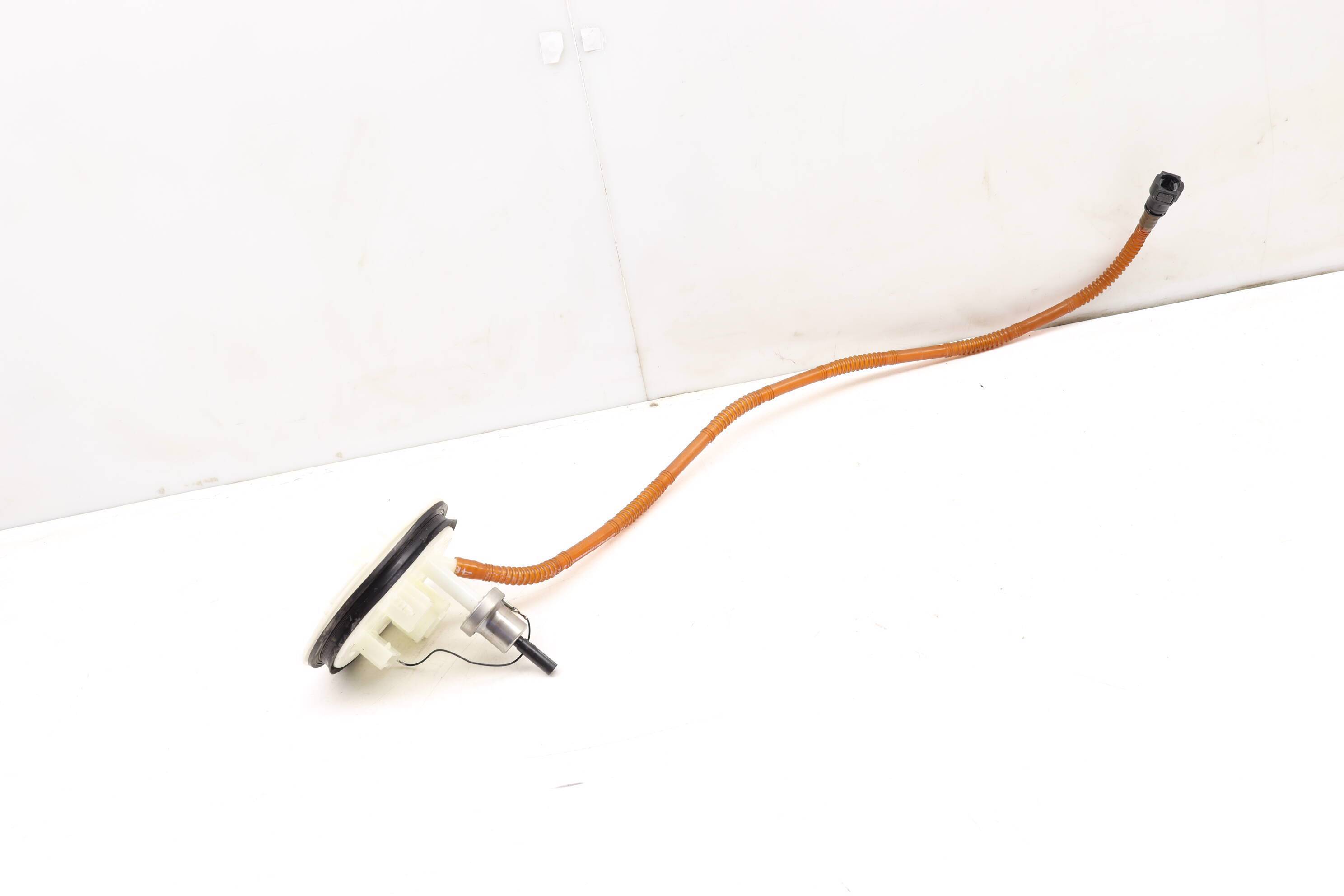 VW Right Fuel Pump Flange (Touareg) 7P0919679A