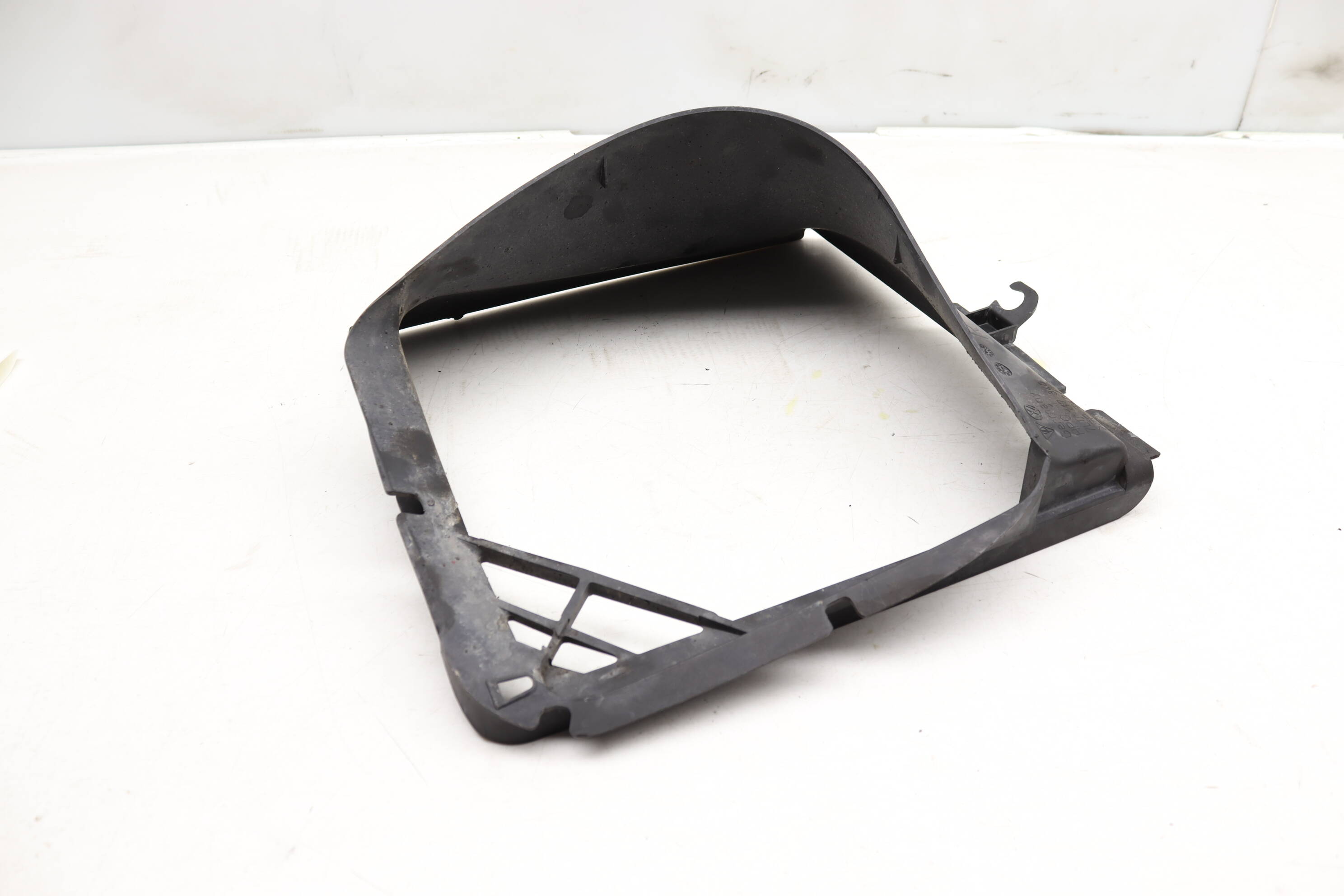 VW Right Turbo Intercooler Air Duct / Guide (Touareg) 7L0117340