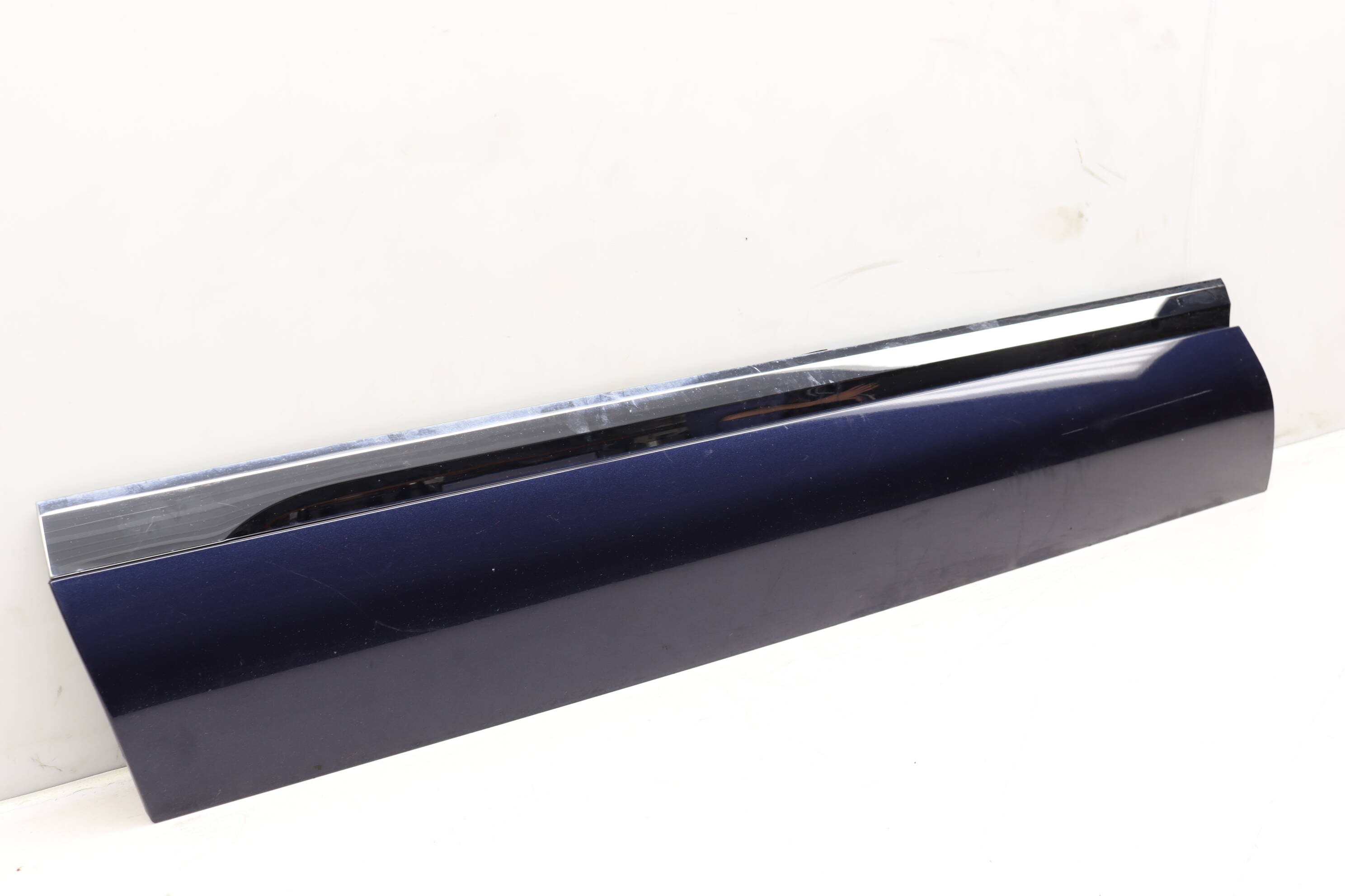 VW Front Left Lower Door Molding / Blade (Touareg) 7P6854939A