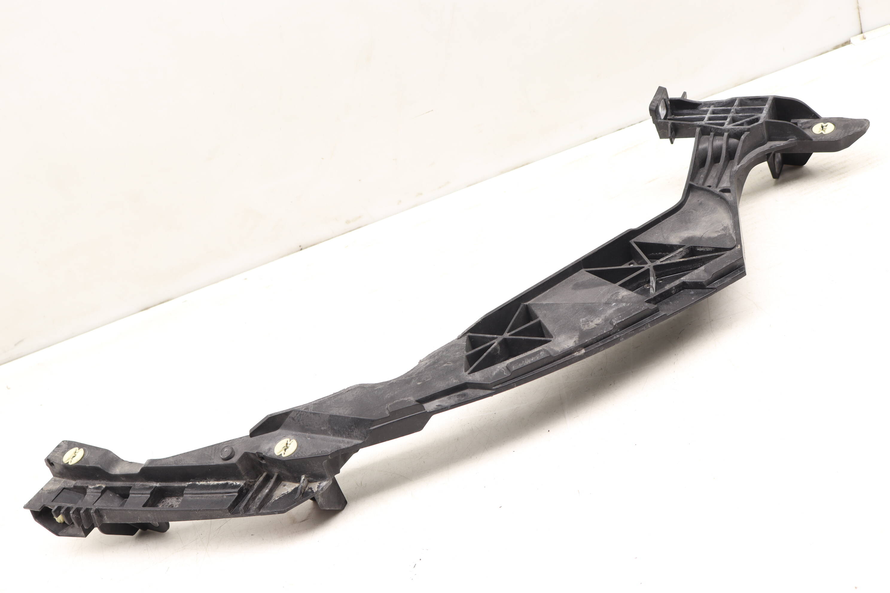 FRONT RIGHT - BUMPER MOUNT BRACKET / GUIDE - PORSCHE MACAN