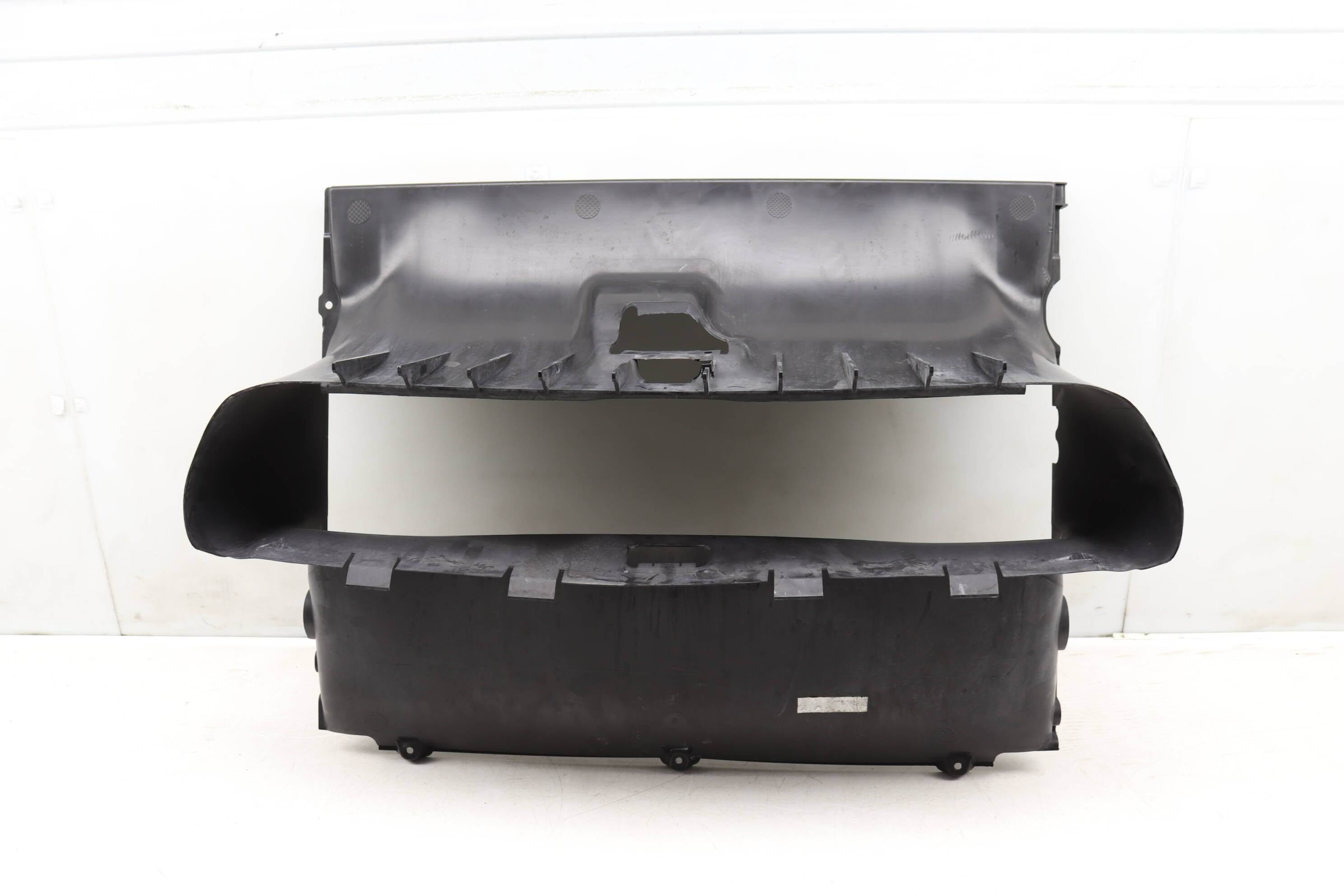 Porsche Center Radiator Air Guide / Duct (Cayenne) 7P5121293B