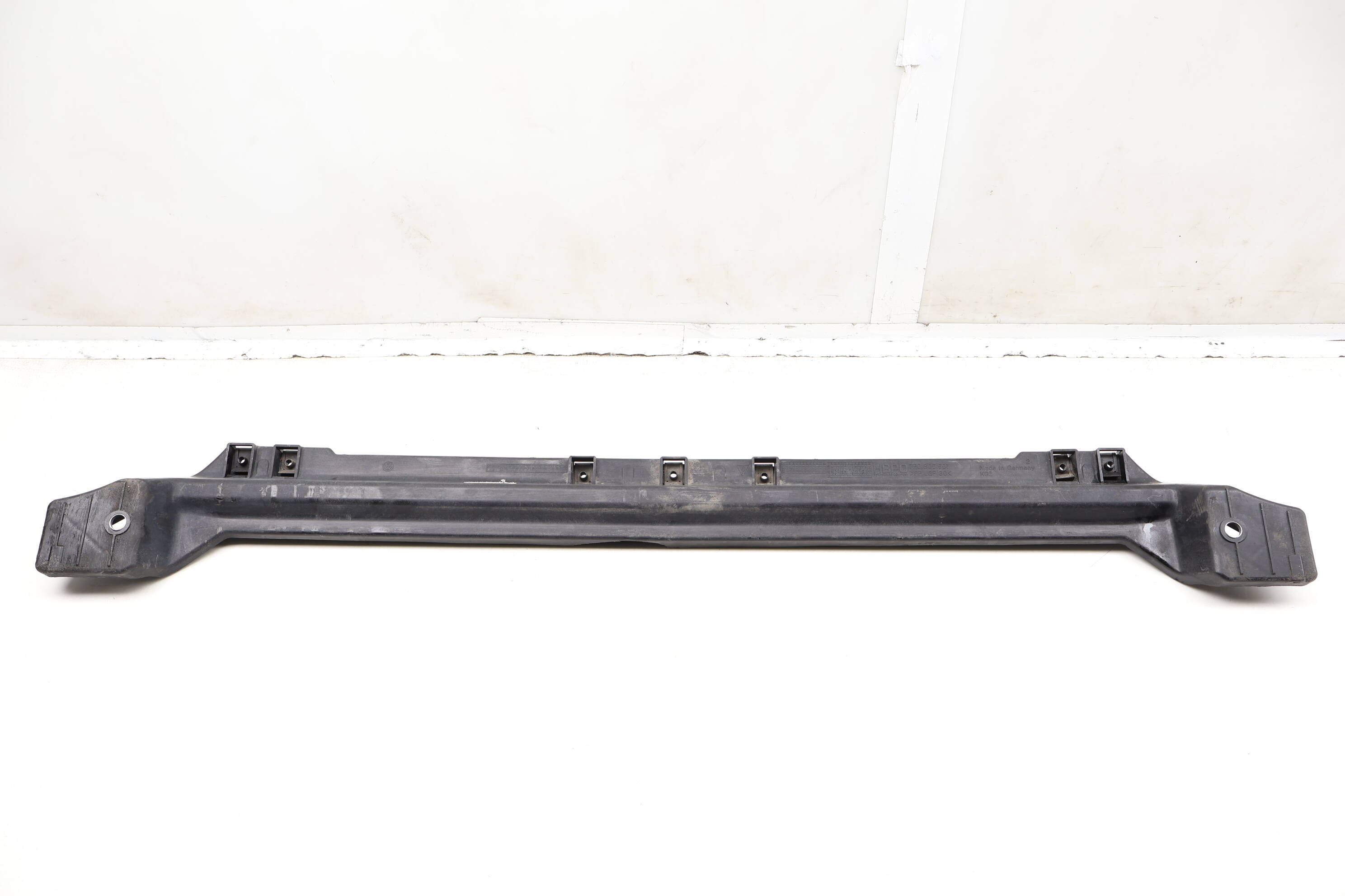 VW Front Crossmember / Support Bracket (Touareg) 7P0805551