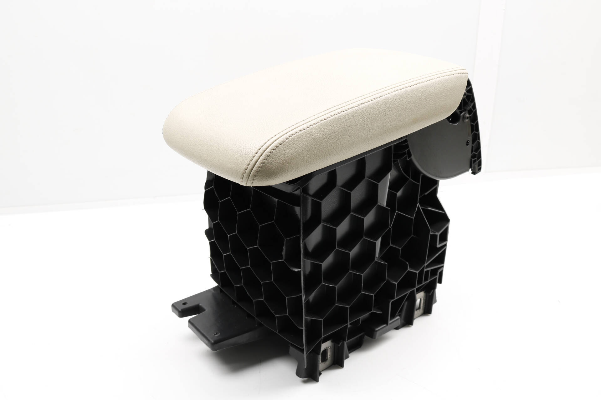 CENTER ARMREST / ARM REST ASSEMBLY - VW PASSAT - 561864207P