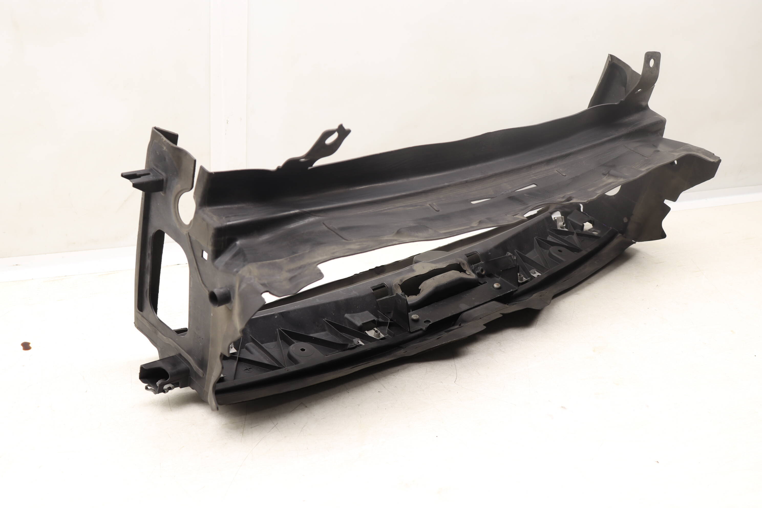 BMW Radiator Air Duct / Guide (Upper) 51747255413