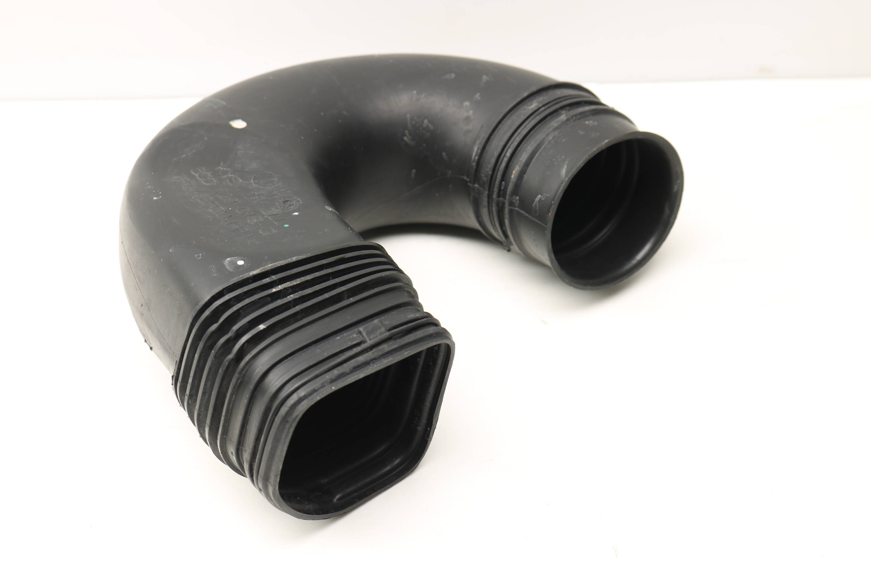 INTAKE AIR DUCT / TUBE - VW BEETLE JETTA PASSAT - 5C0129618C