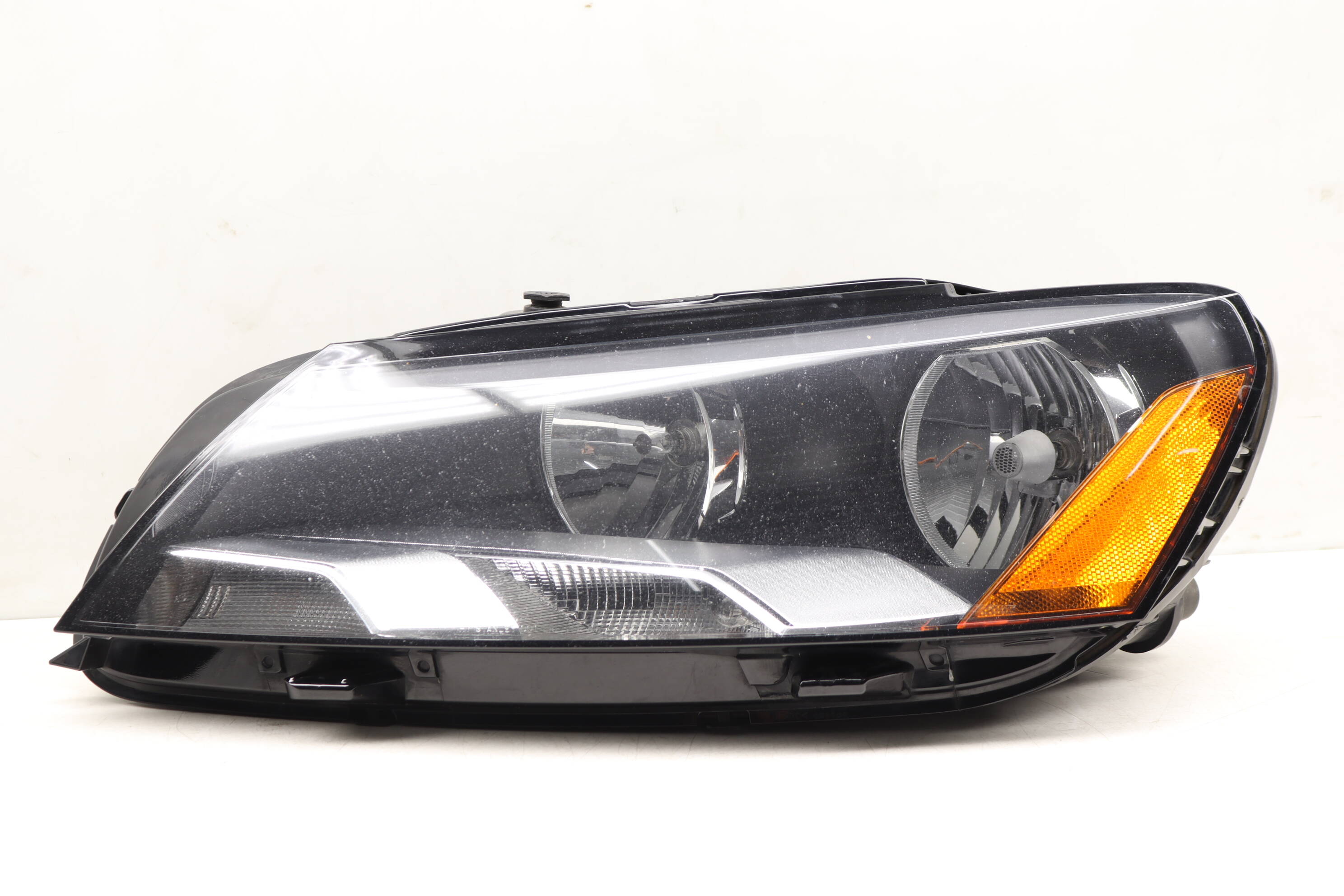 LEFT - HALOGEN HEADLIGHT / HEADLAMP - VW PASSAT - 561941005B