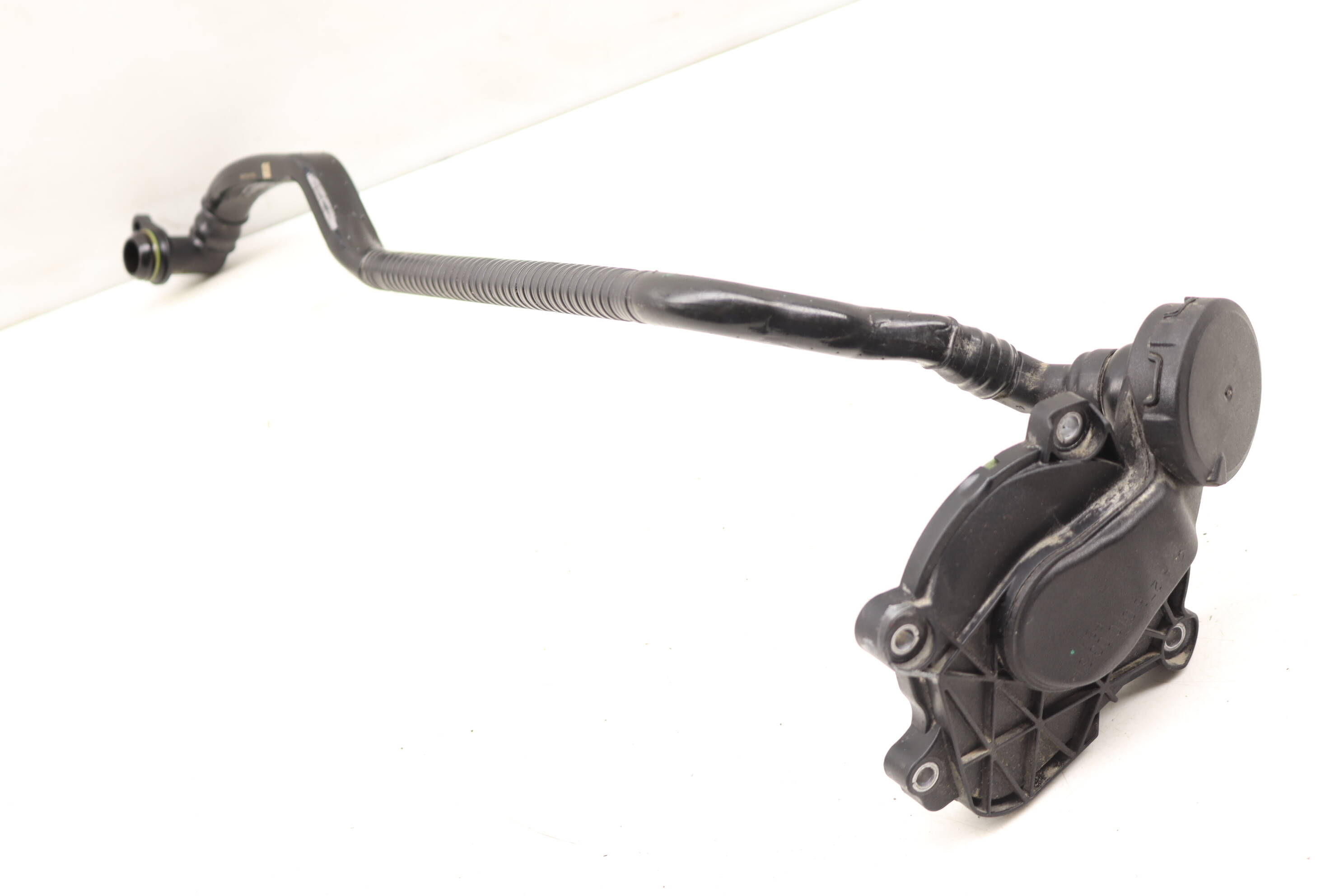 Mercedes-Benz Crankcase Breather Hose / Line W/ Pcv Valve