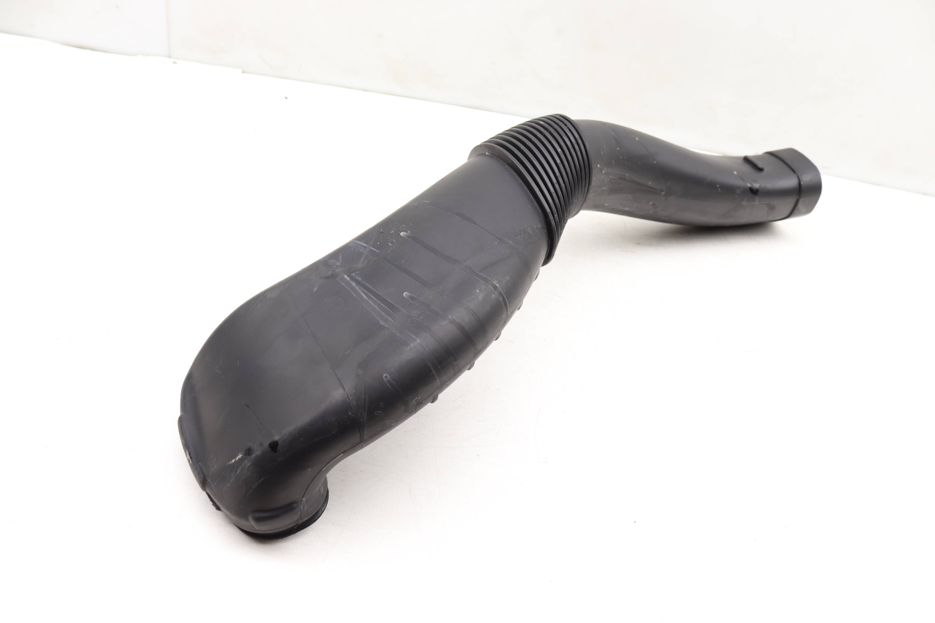 RIGHT - ENGINE AIR INTAKE DUCT - BMW X5 X6 - 13717577446