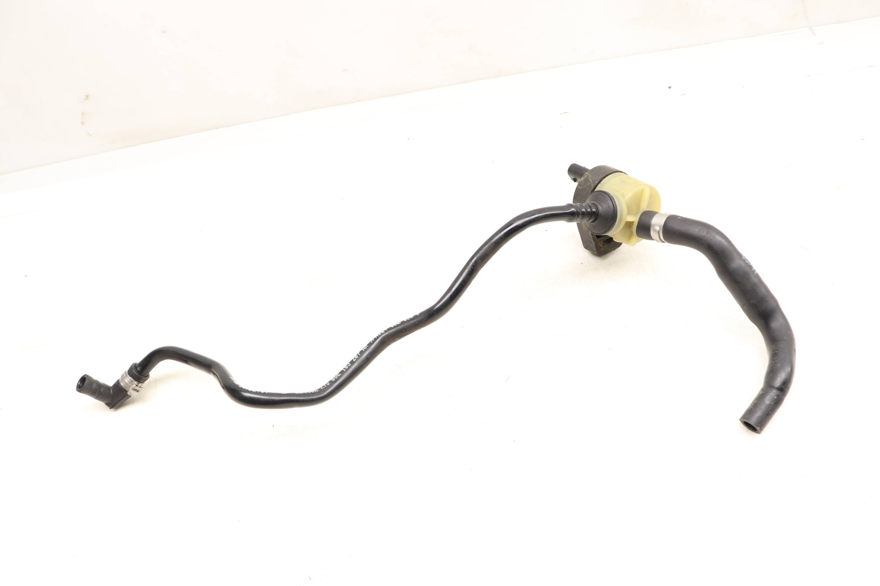 Audi Pcv Breather Hose / Engine Tube 06E103207AR