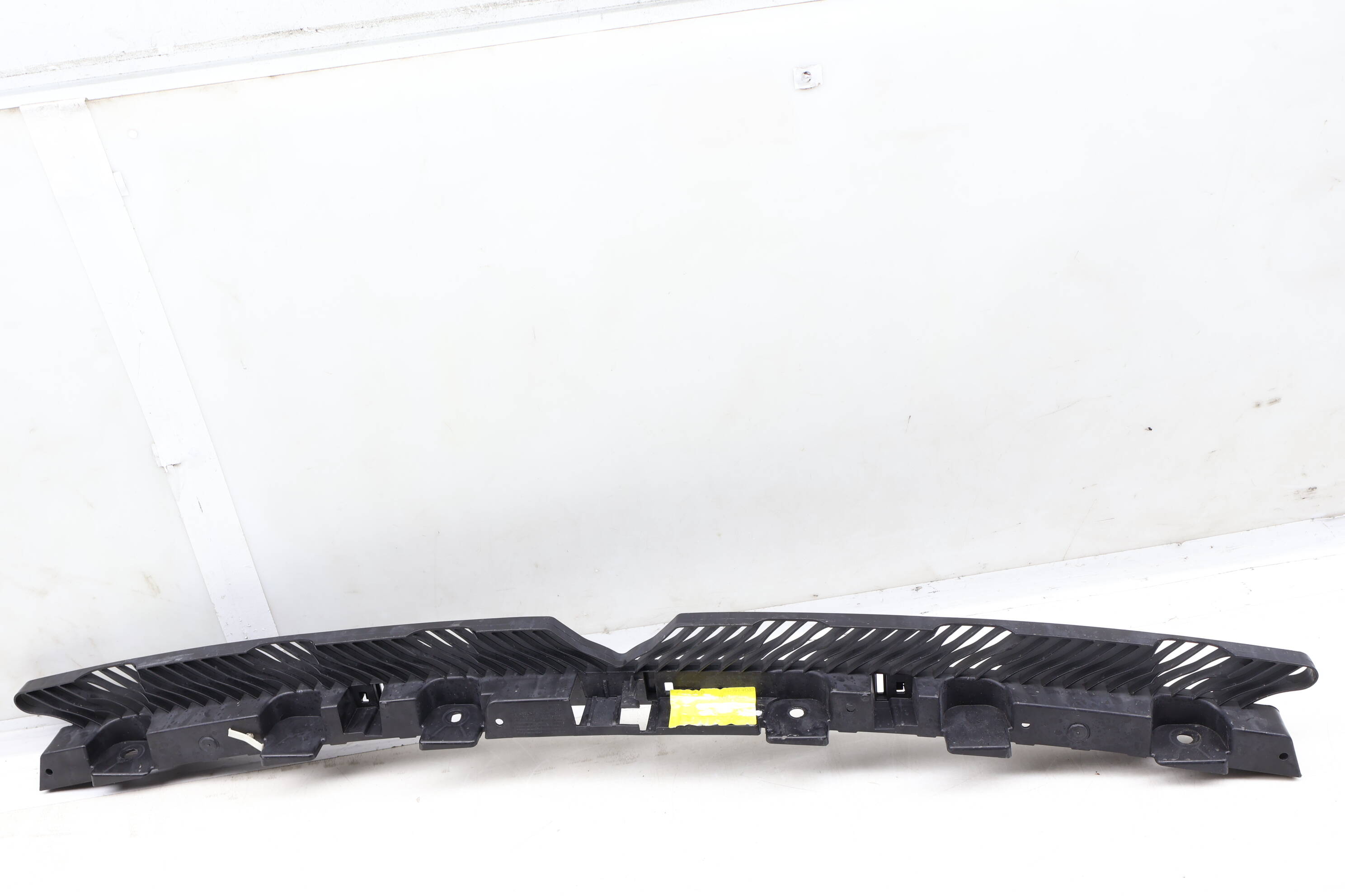 VW Rear Center Bumper Mount / Bracket (Atlas) 3CN807863