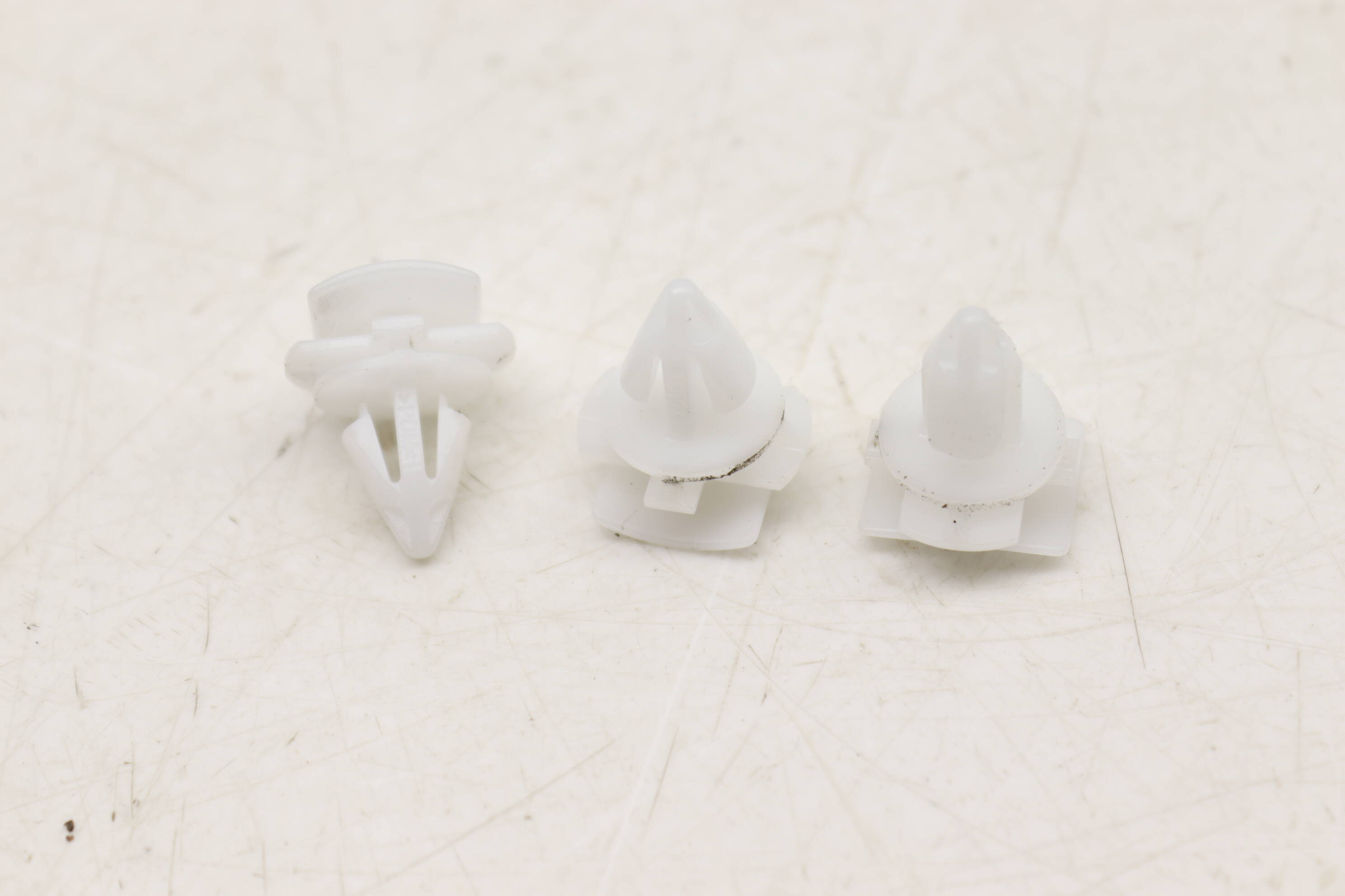 VW Lower Door Molding Clip Set (3) 3C0853585