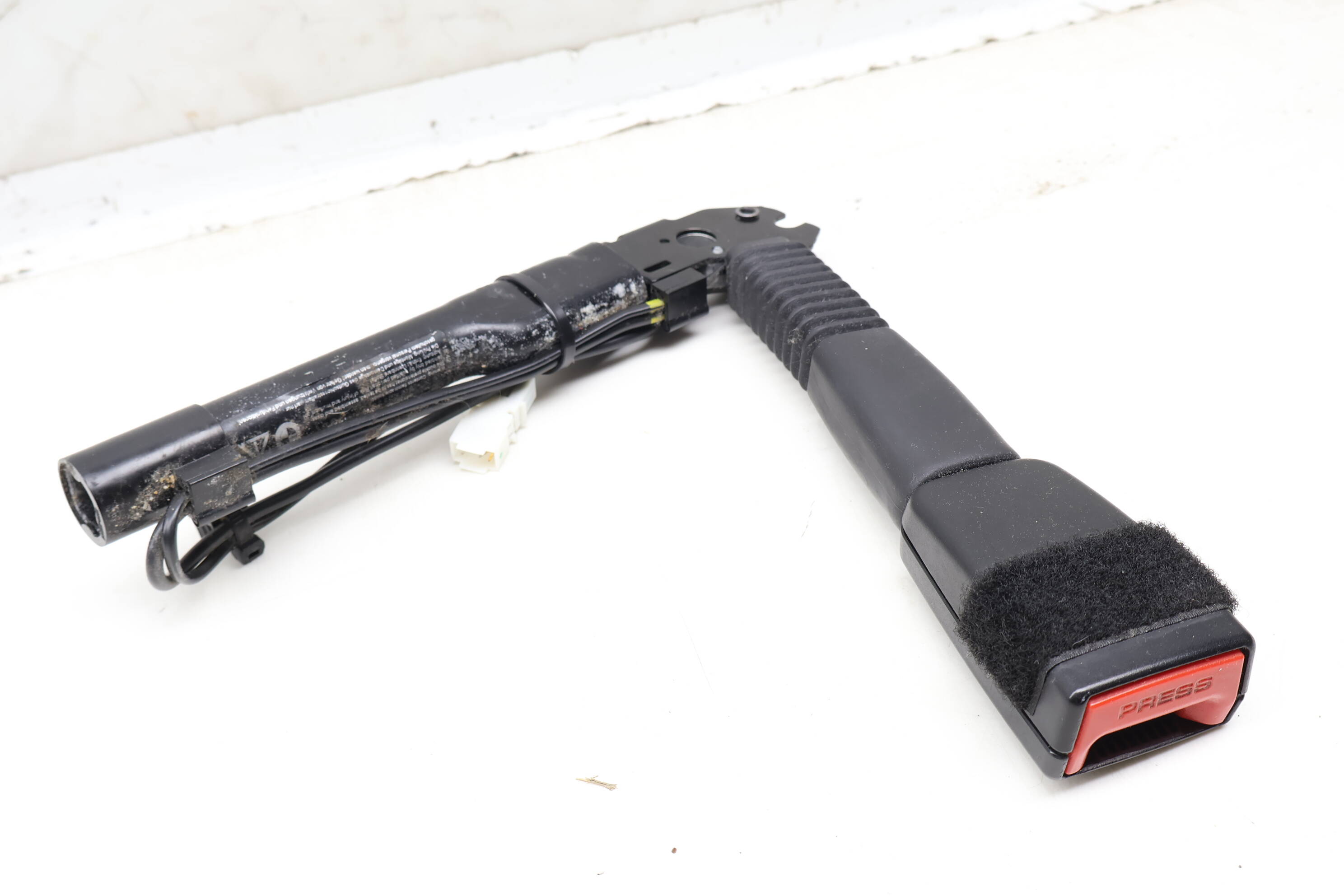 BMW Front Left Seat Belt Buckle / Receiver 72117259387